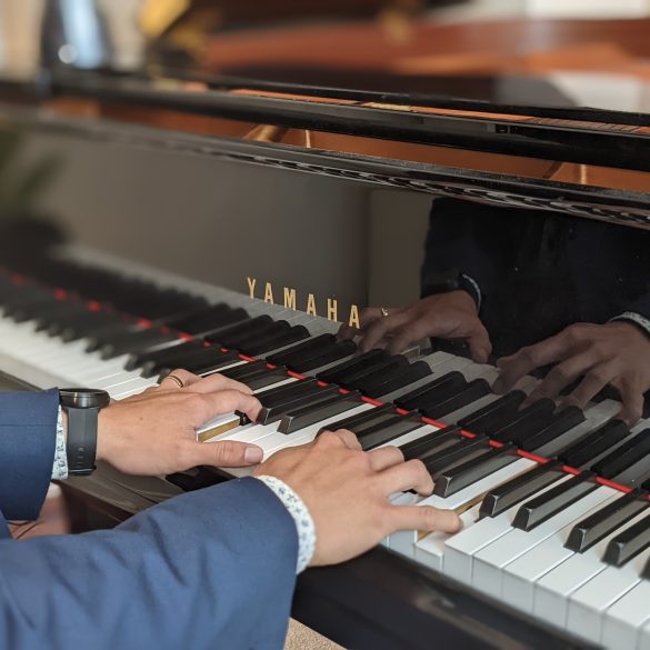 The Power of Playing with Two Hands – Jazer Lee Piano
